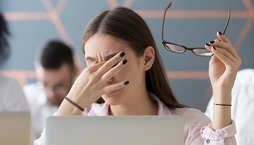 El exceso de pantallas repercute en salud ocular El exceso de pantallas repercute en salud ocular
